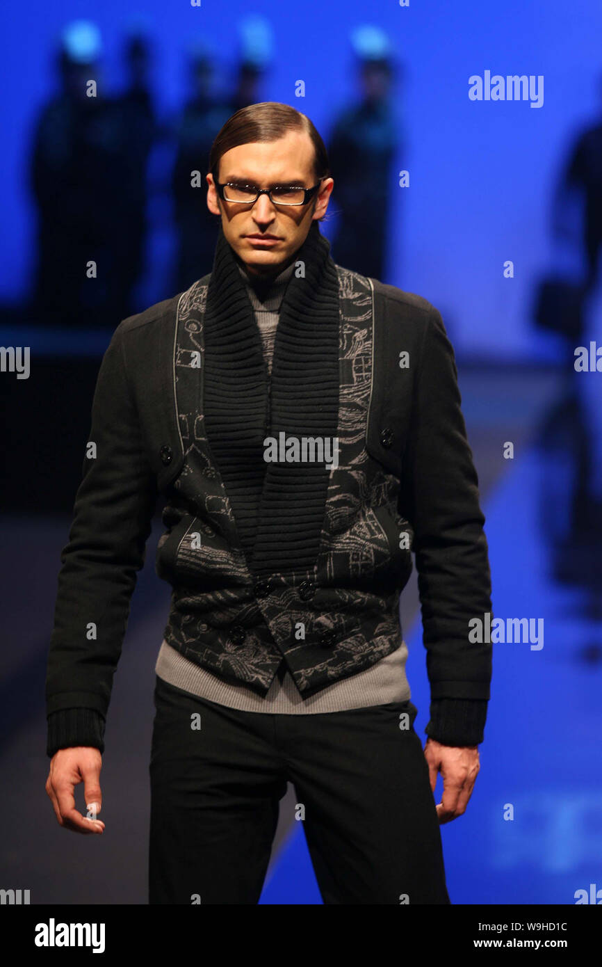 Un modello di sfilate di moda di design da designer cinese Ji Wenbo ...