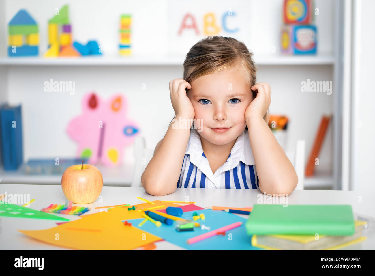 Ragazza alla scrivania immagini e fotografie stock ad alta risoluzione ...