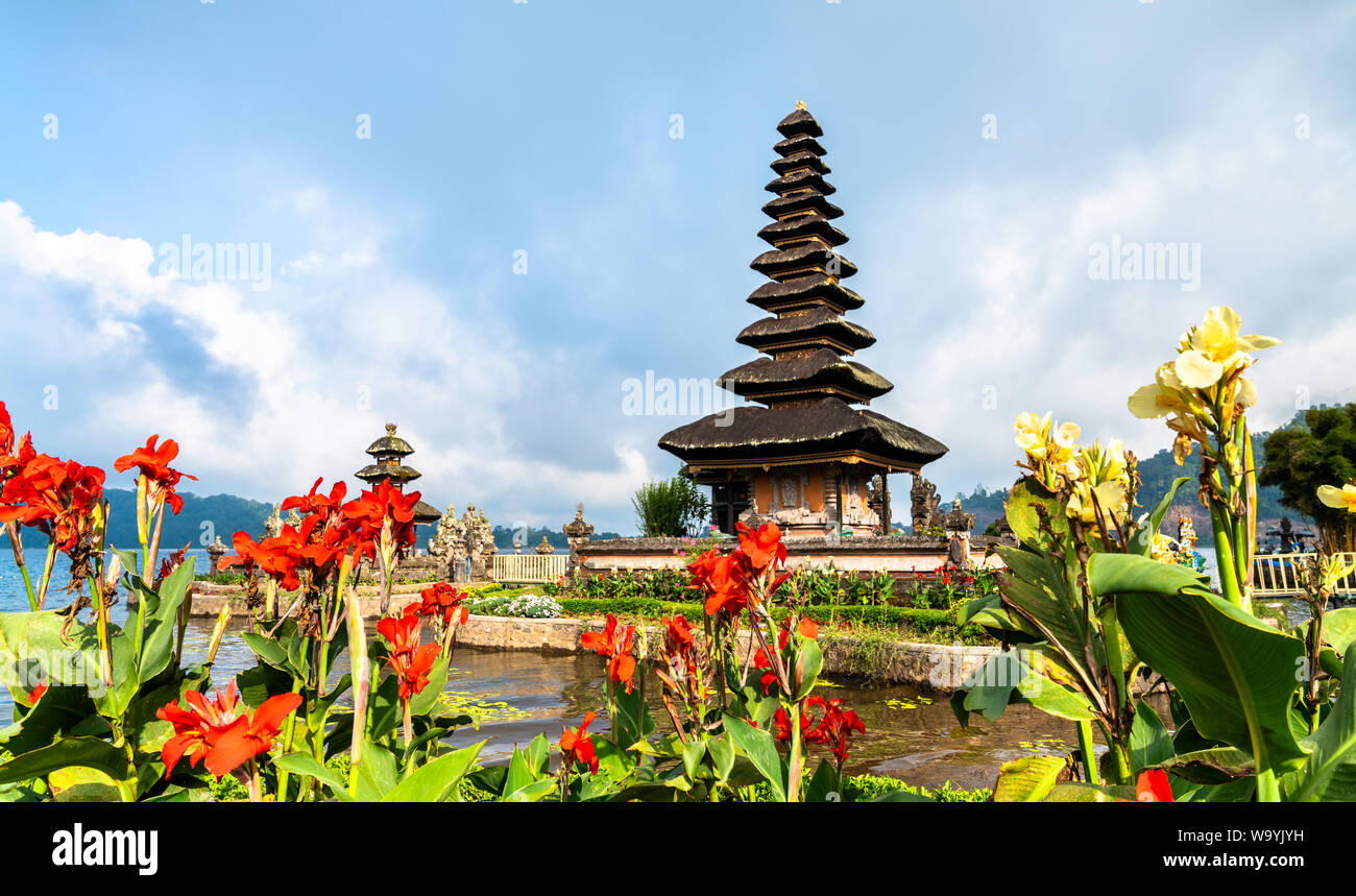 Tempio di ulun danu sul lago beratan immagini e fotografie stock ad ...