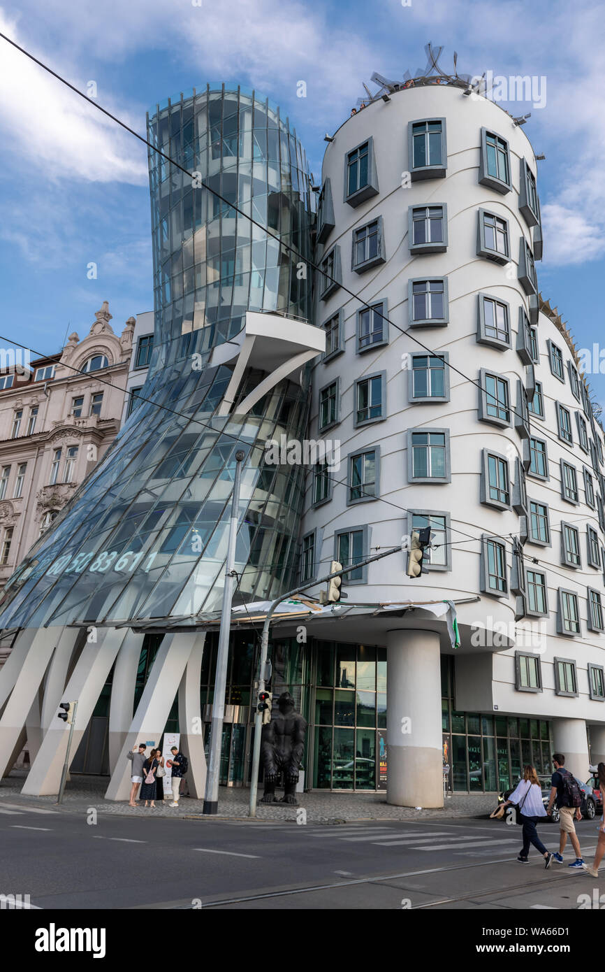 La Casa Danzante a Praga, nella Repubblica Ceca è stato progettato da ...