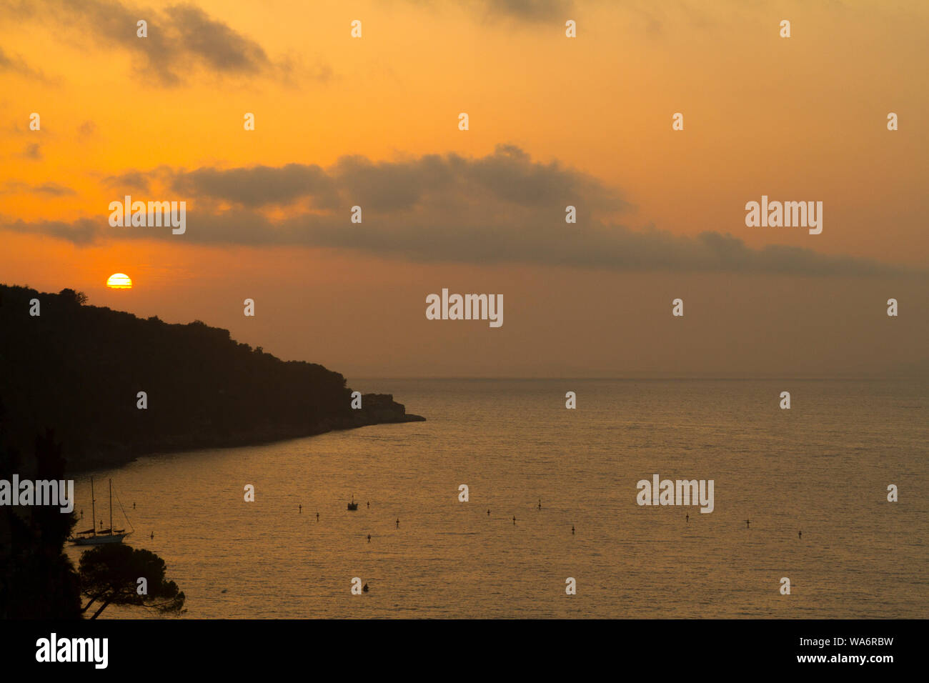 Costiera amalfitana in barca al tramonto immagini e fotografie stock ad alta risoluzione - Alamy