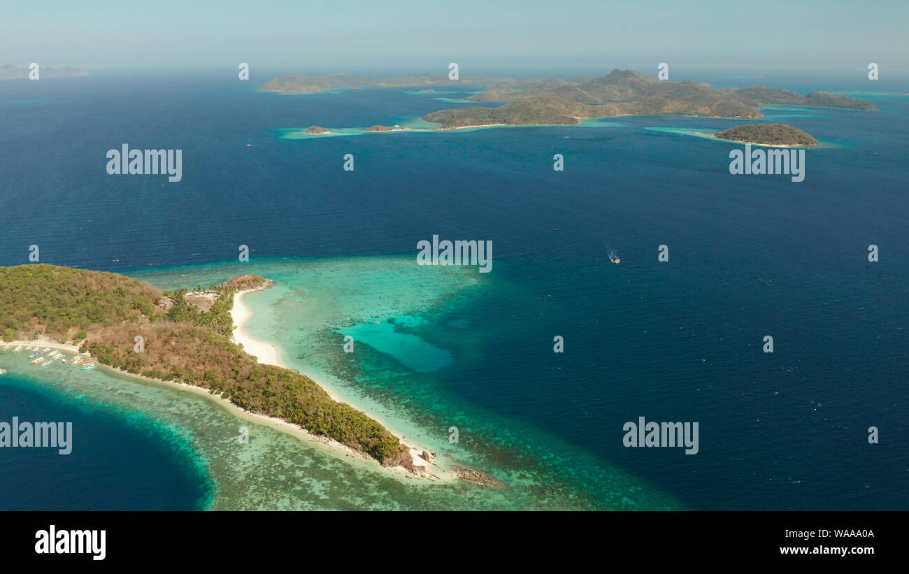 Vista aerea delle isole tropicali con lagune blu, Coral reef e la ...