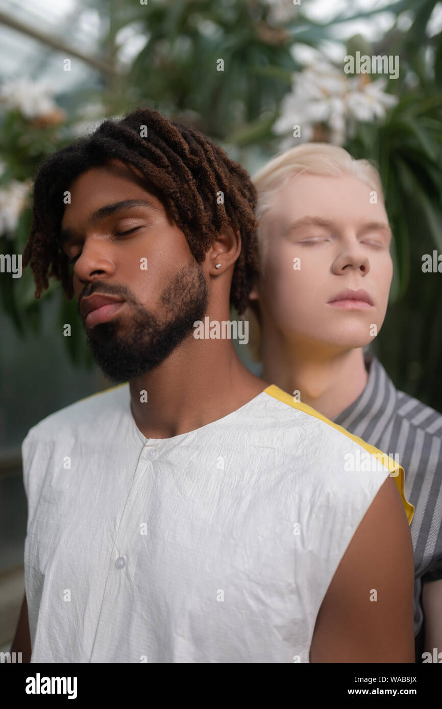 Modelli in posa immagini e fotografie stock ad alta risoluzione - Alamy