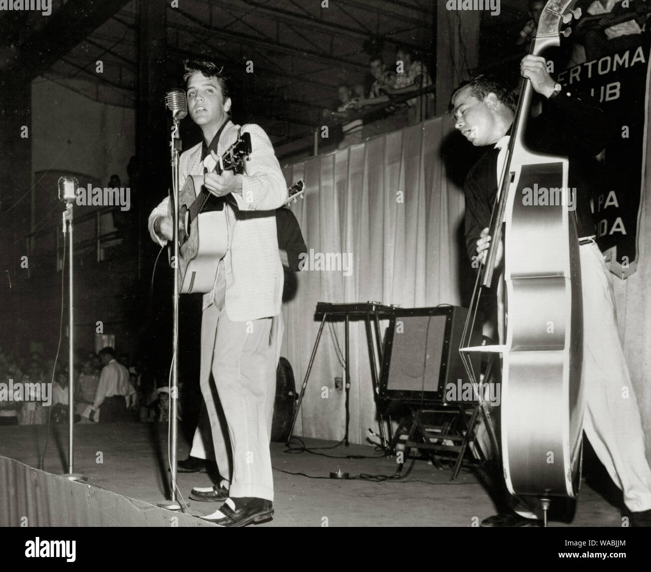 Elvis Presley in un concerto a Fort Homer Hesterly Armory a Tampa ...