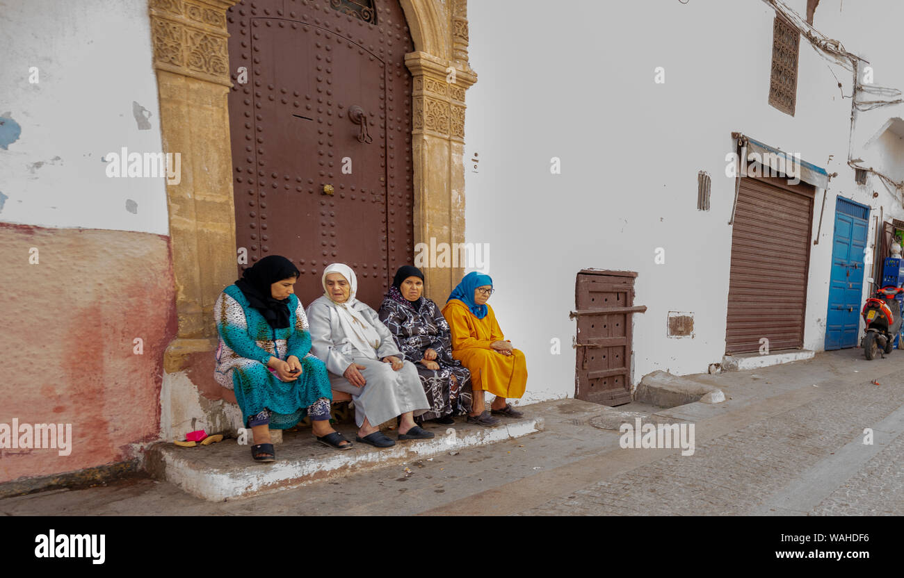 Marocco donne abiti tradizionali immagini e fotografie stock ad alta ...