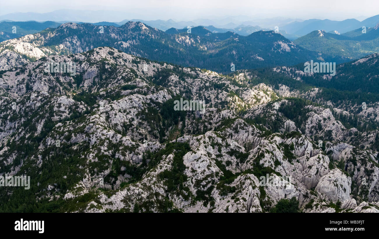Scena aerea di rocce carsiche sul Monte Velebit in Croazia Foto stock ...