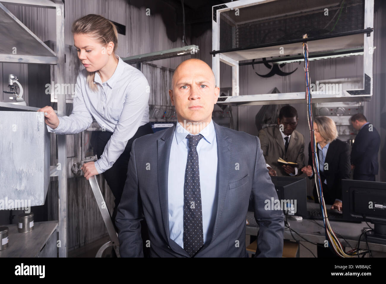 Imprenditore fiducioso in piedi in camera ricerca stilizzata come ...