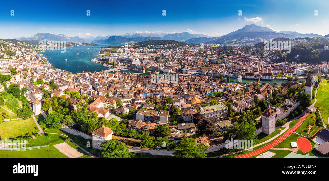 Centro storico della città di Lucerna con il famoso Ponte della ...