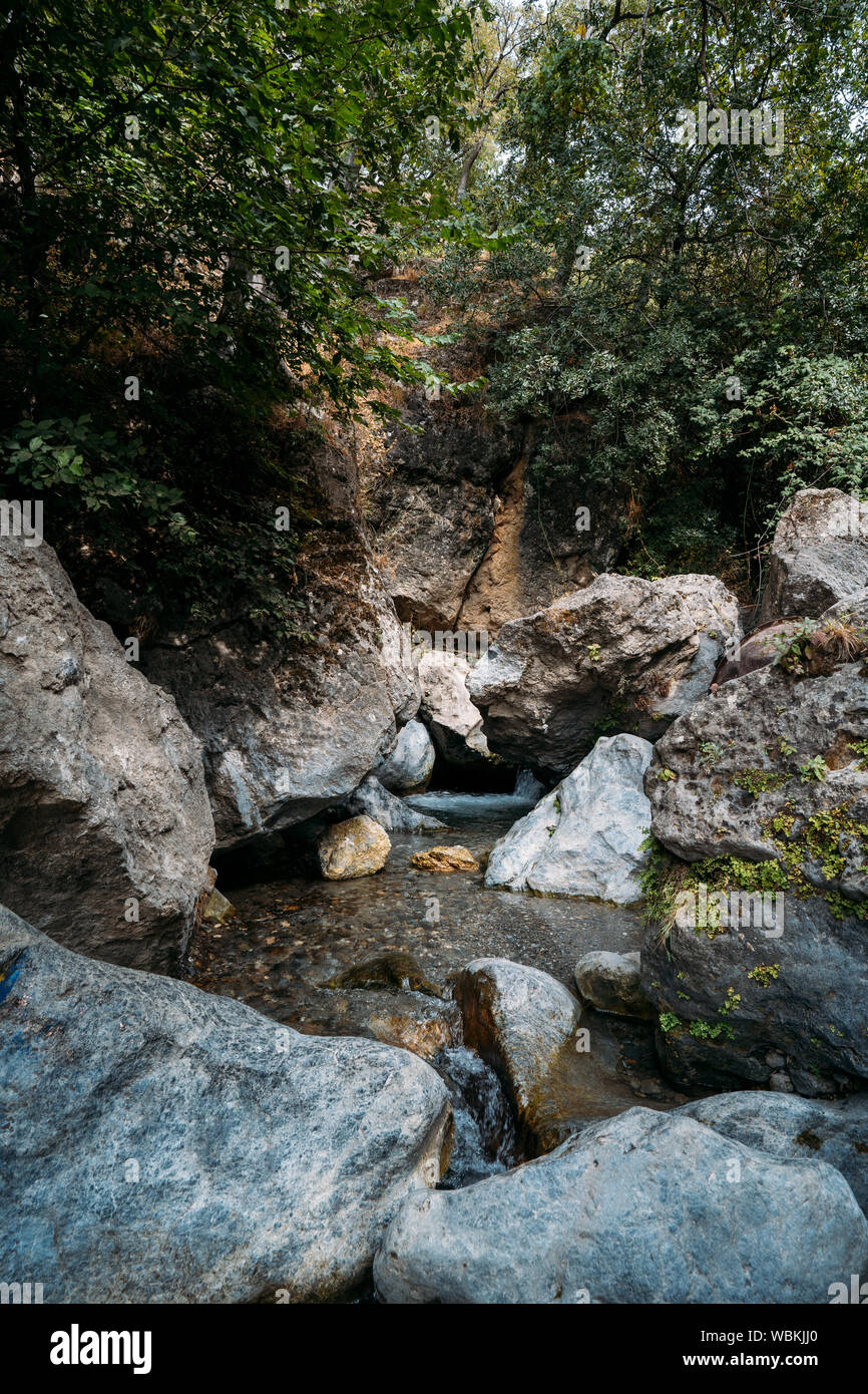 Fiume, acqua calma dove la cascata si rompe la pace del luogo. Rocce ...