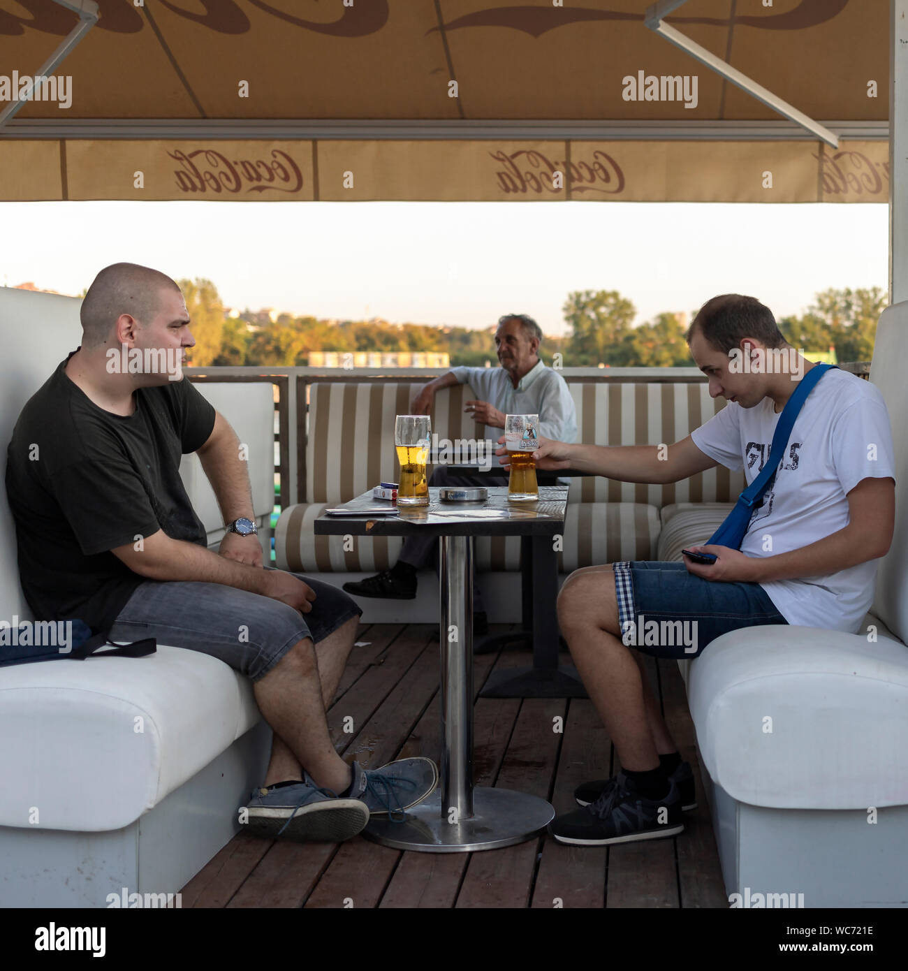 Ragazzi chiacchierare immagini e fotografie stock ad alta risoluzione ...