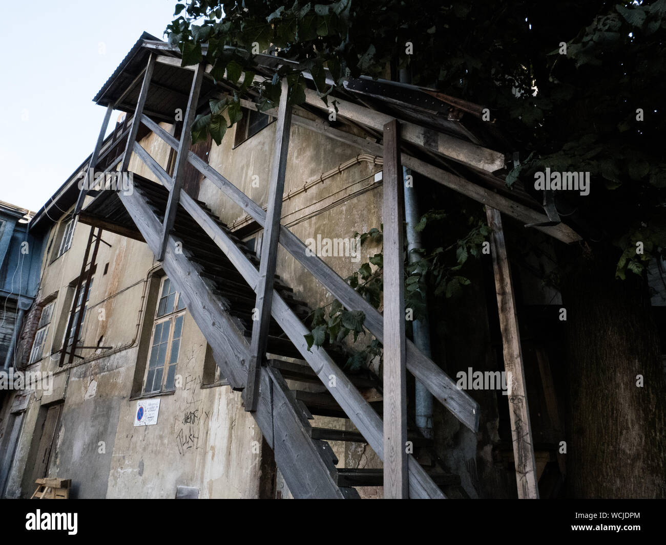 Vecchie scale in legno immagini e fotografie stock ad alta risoluzione ...