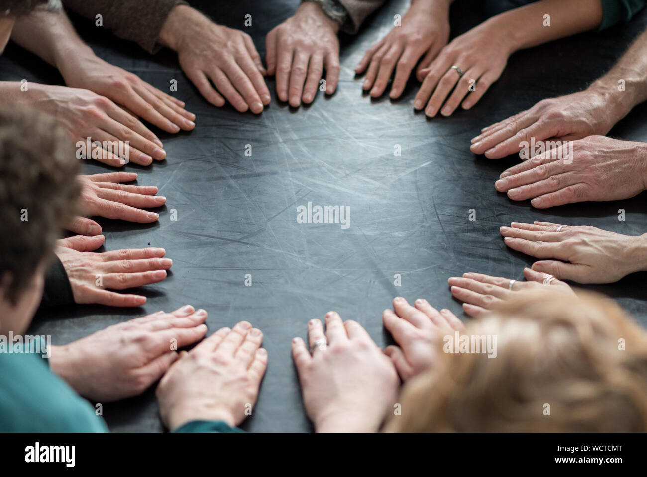 Cerchio della mano immagini e fotografie stock ad alta risoluzione - Alamy