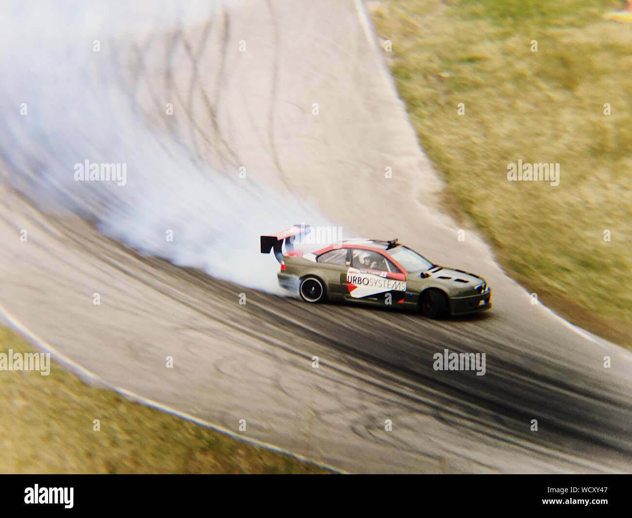 Auto da corsa su strada e su pista immagini e fotografie stock ad alta ...