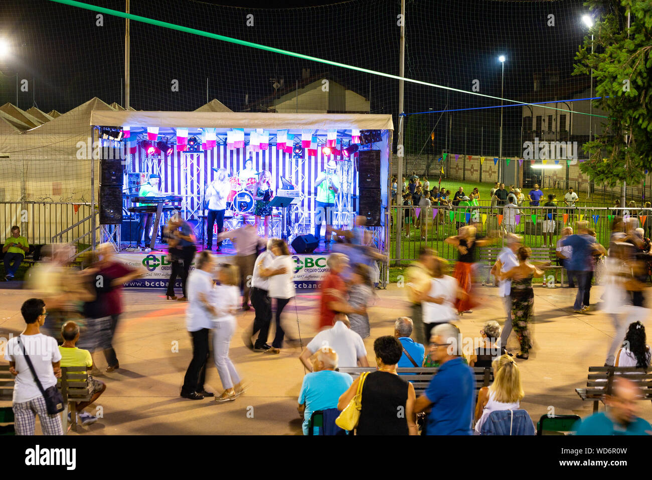 Coppie che ballano immagini e fotografie stock ad alta risoluzione - Alamy