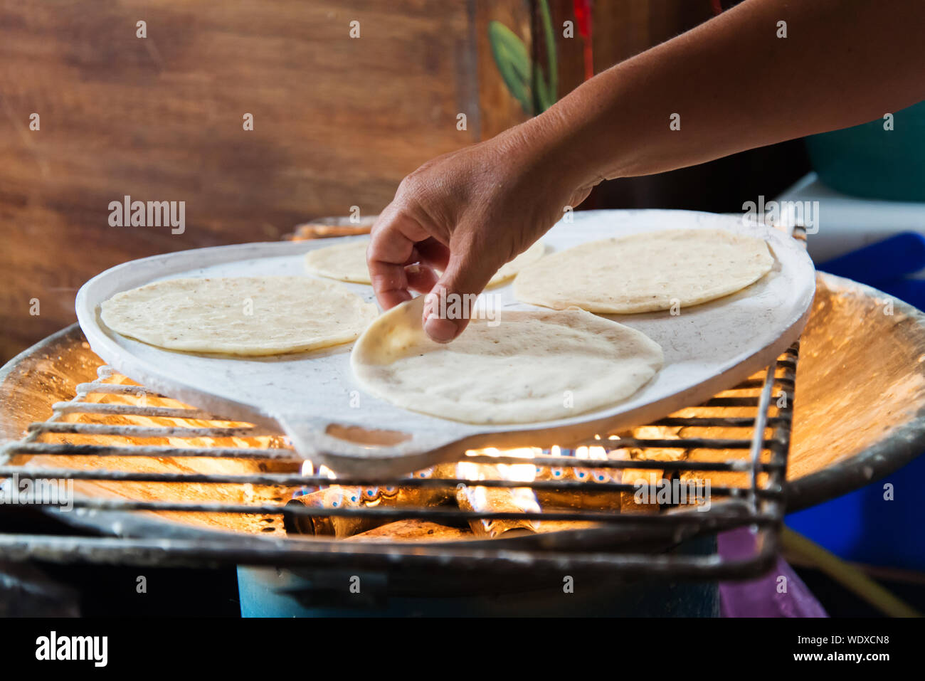 Tortillas fatte a mano immagini e fotografie stock ad alta risoluzione ...