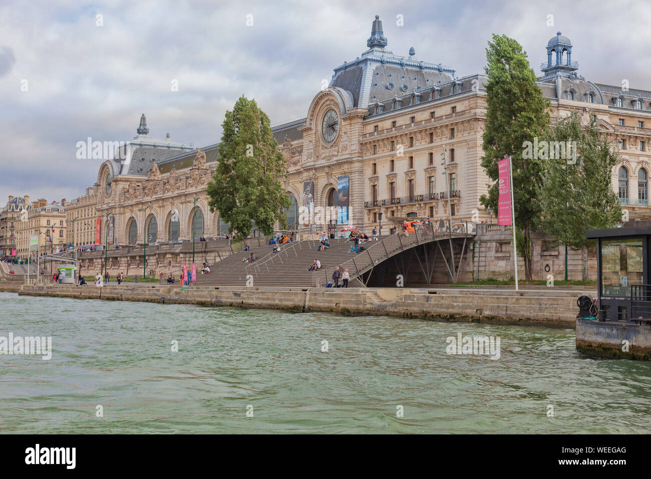 Sulle rive del fiume Senna a Parigi, Francia, Europa, Torre Eiffel ...