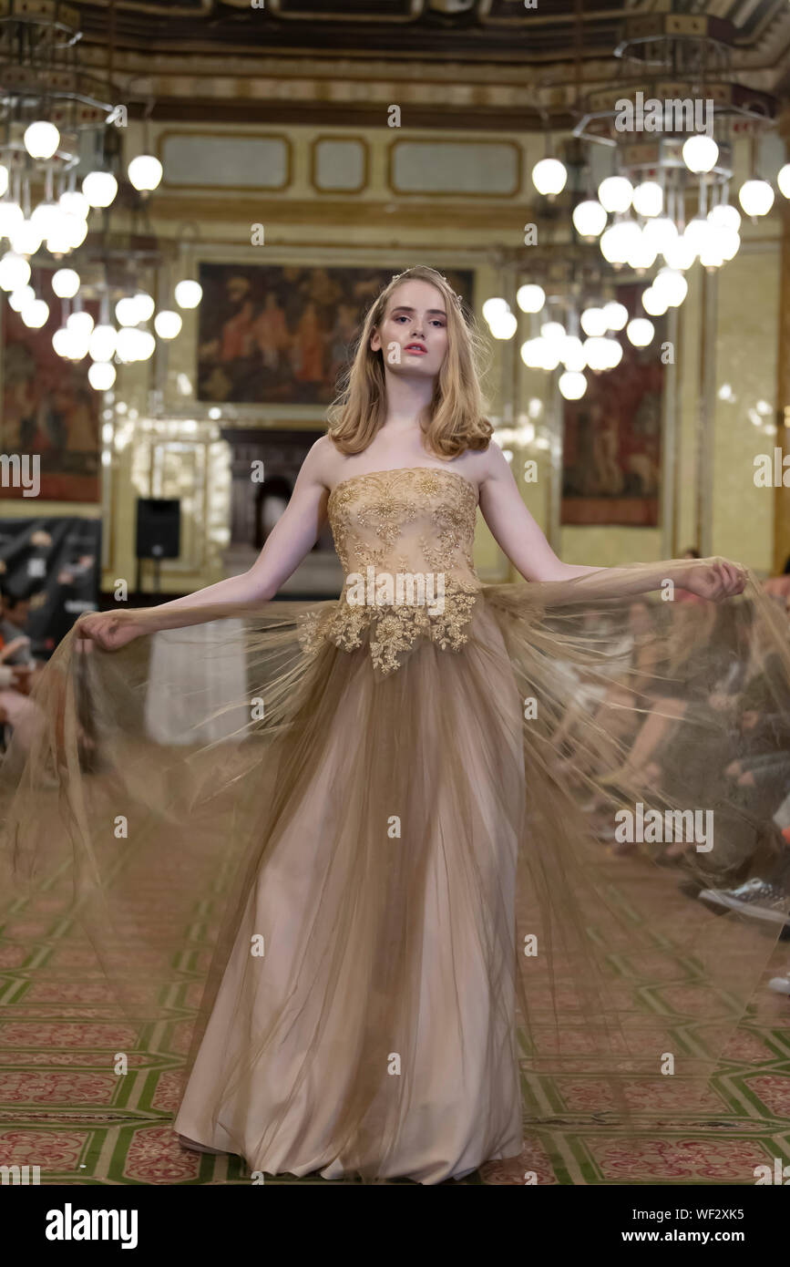 Rampa della sfilata di moda immagini e fotografie stock ad alta ...