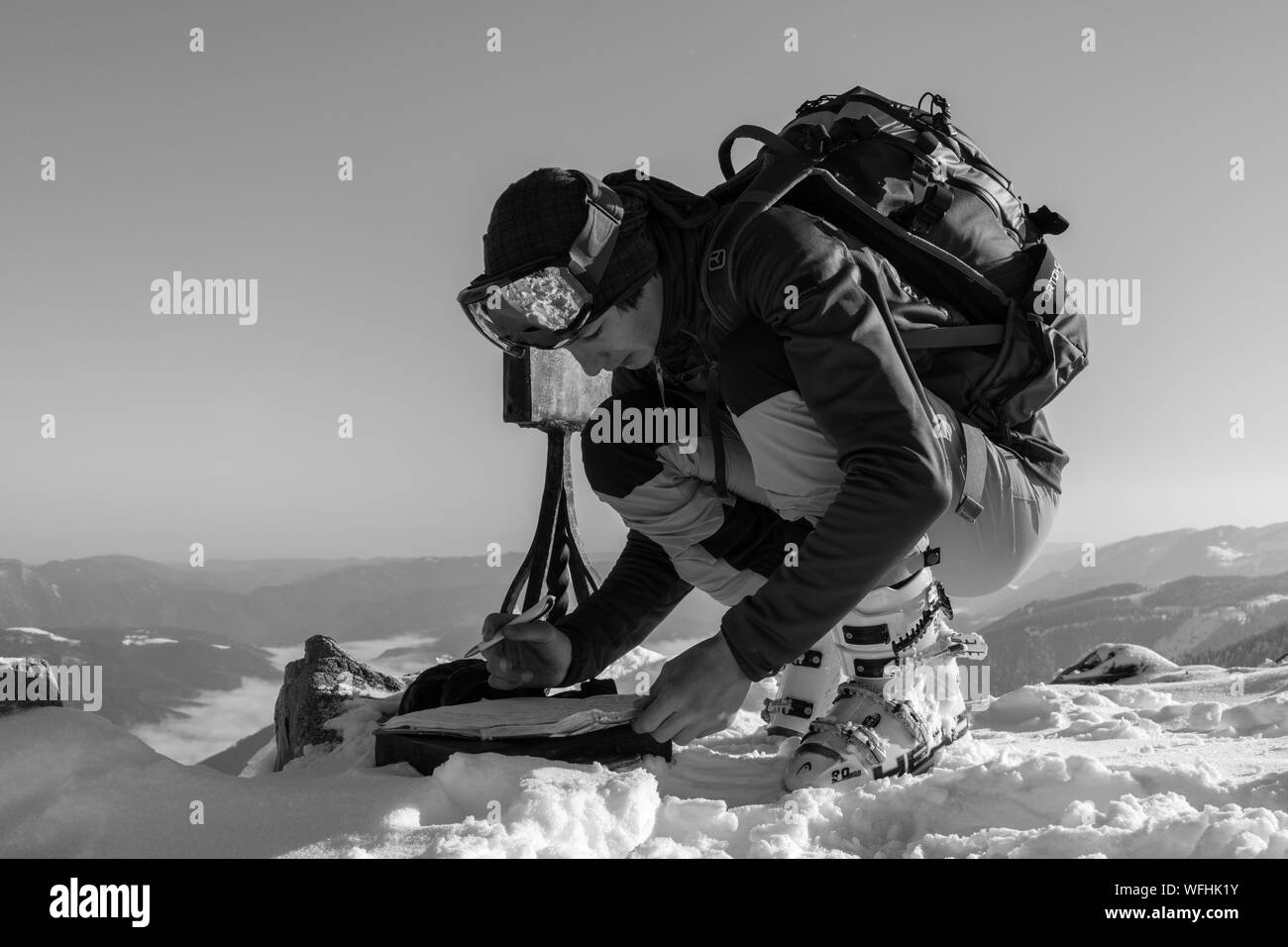 Escursionista di montagna durante la lettura della mappa ...