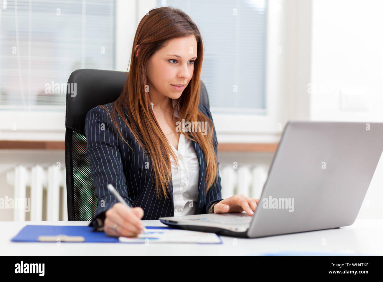 Bella segretaria immagini e fotografie stock ad alta risoluzione - Alamy