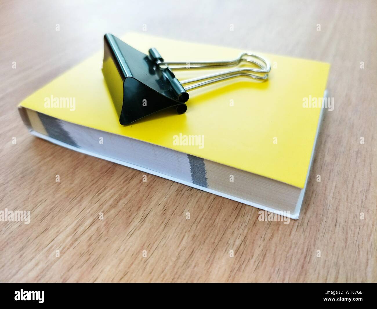 Il libro giallo immagini e fotografie stock ad alta risoluzione - Alamy