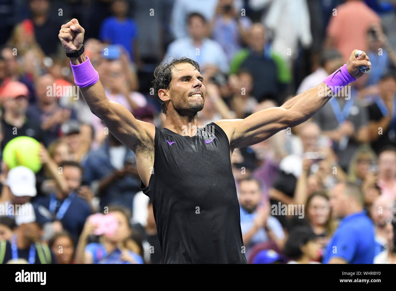 QUEENS, NY- Settembre 02: Rafael Nadal reagisce dopo aver sconfitto ... QUEENS, NY- Settembre 02: Rafael Nadal reagisce dopo aver sconfitto ...