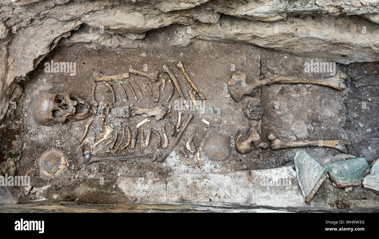 Scheletro nella tomba immagini e fotografie stock ad alta risoluzione ...