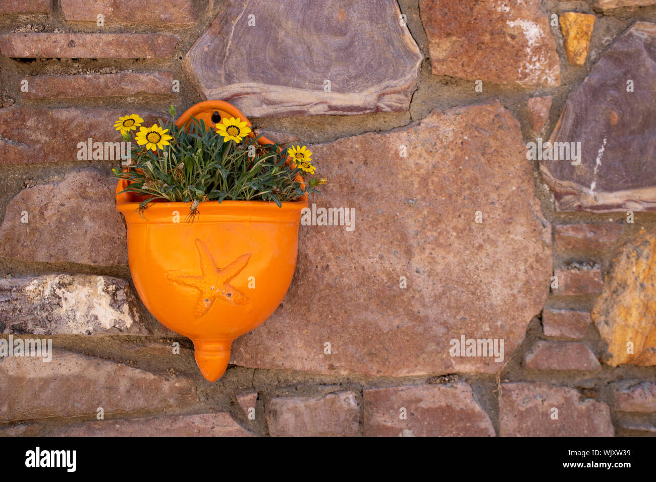 Vasi Di Fiori Appesi Immagini e Fotos Stock - Alamy