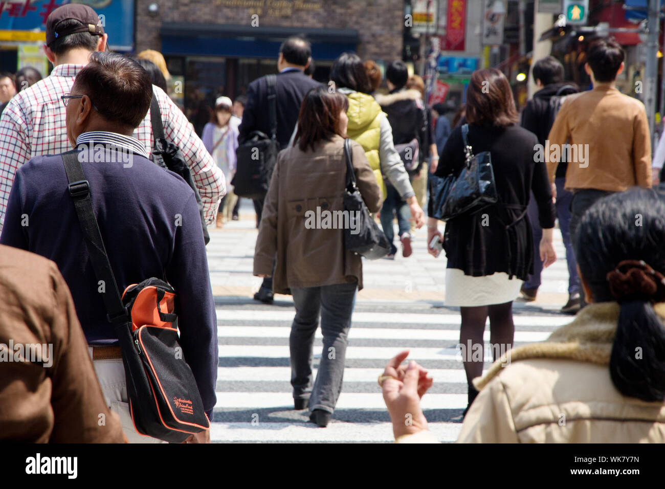 Pedoni pedonali asiatici immagini e fotografie stock ad alta ...
