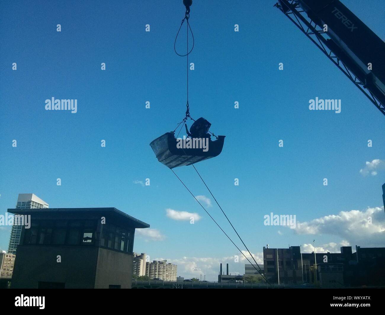 Barca di sollevamento con gru immagini e fotografie stock ad alta ...