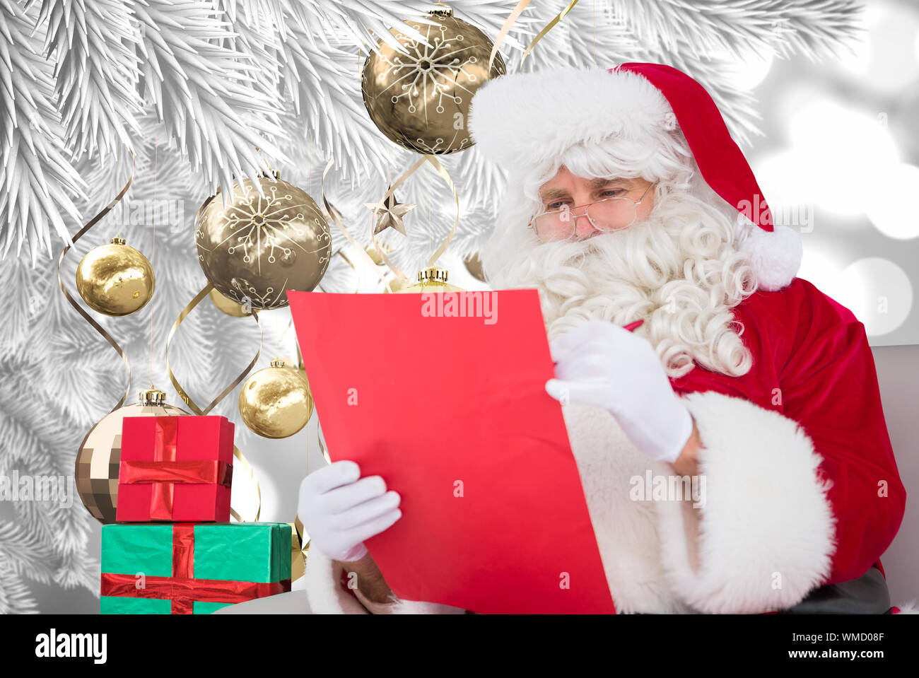 Babbo natale che legge dalla lista immagini e fotografie stock ad alta ...