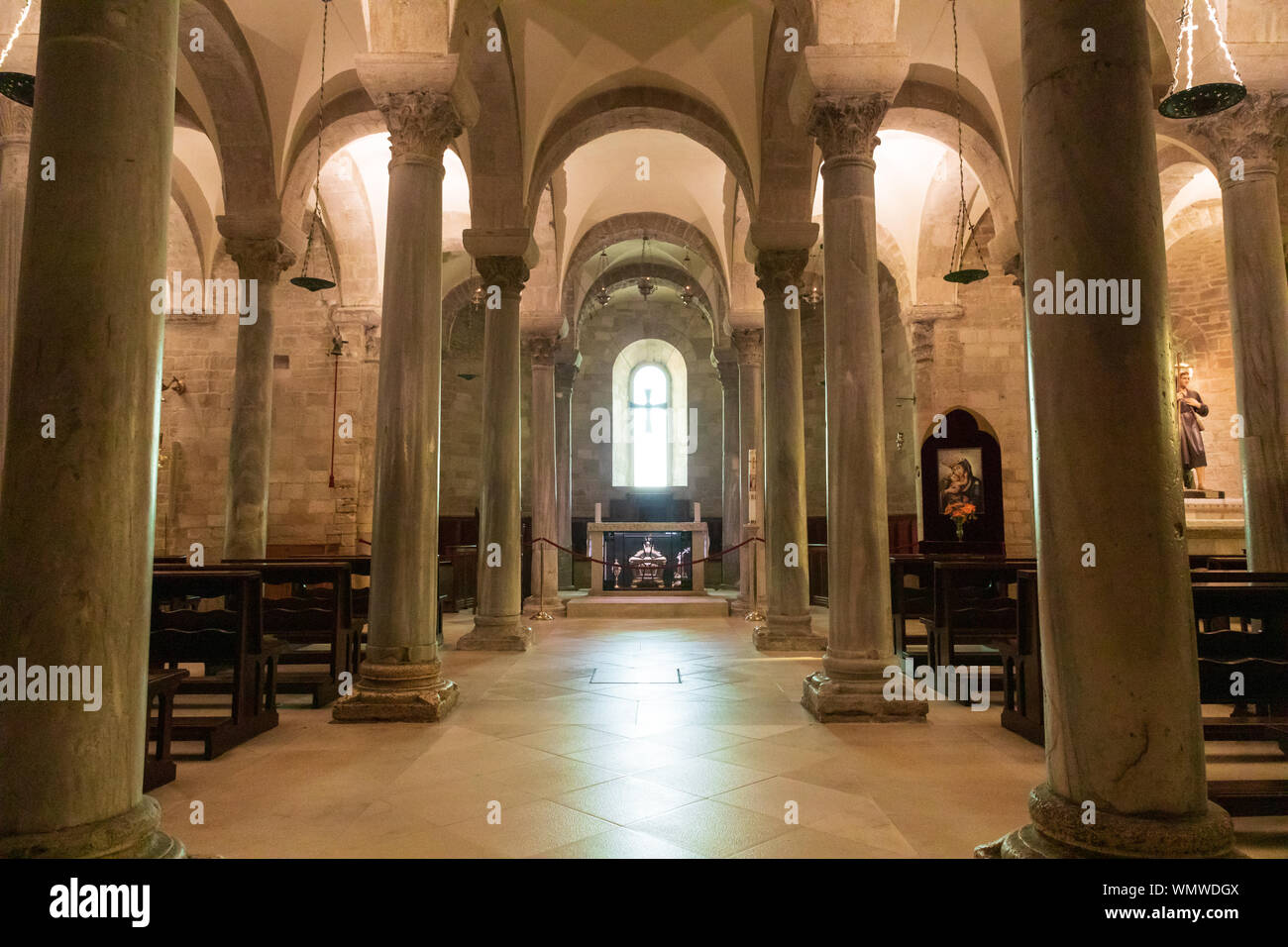 Trani cattedrale interno immagini e fotografie stock ad alta ...