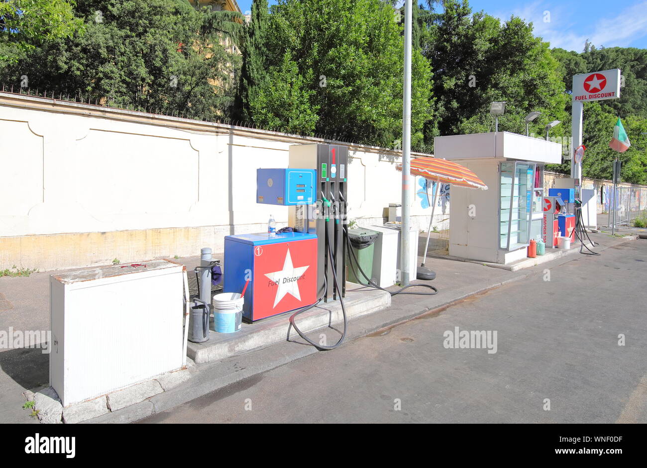 Distributore benzina italia immagini e fotografie stock ad alta ...