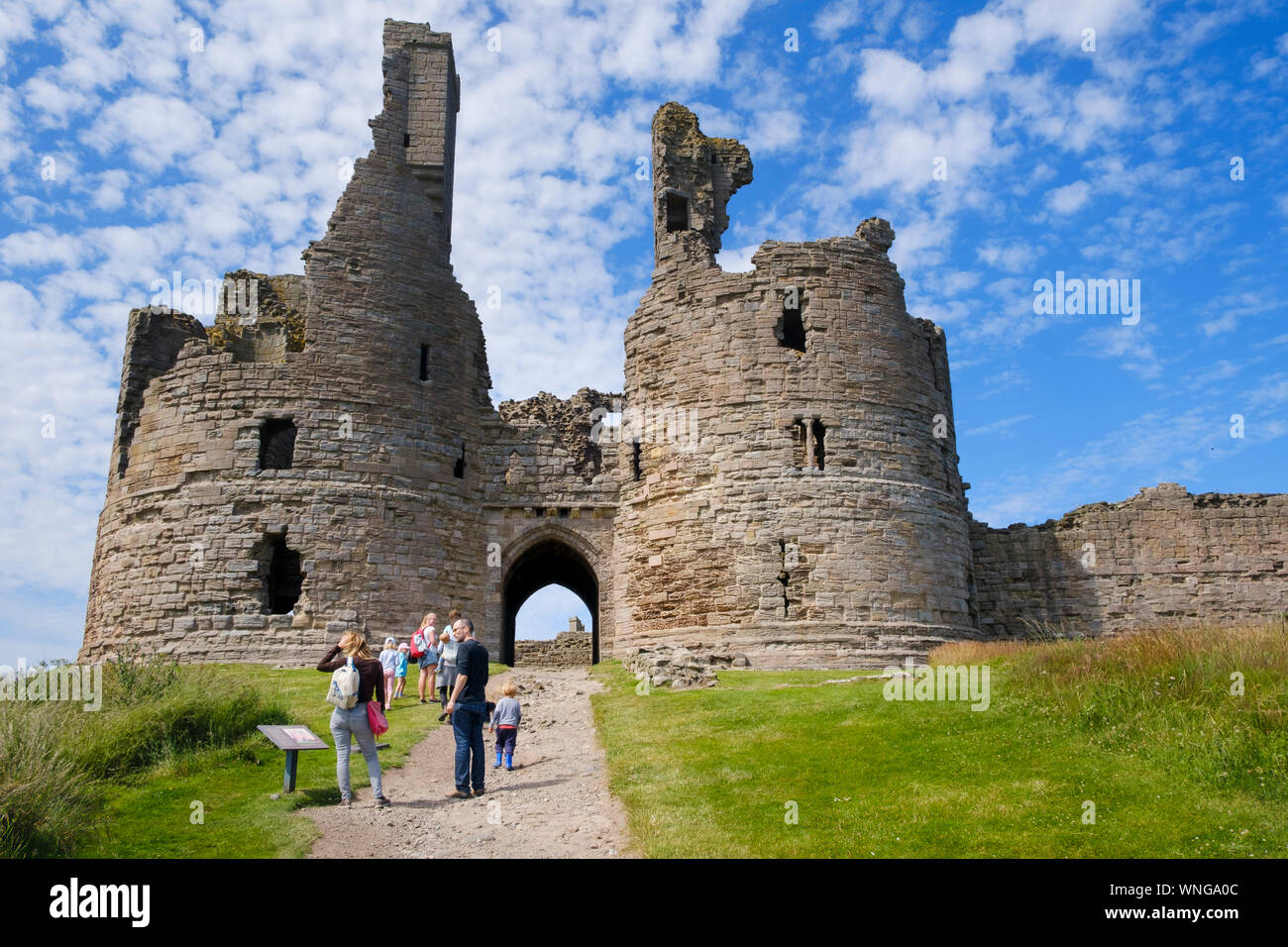 Dunstanburgh castello estate immagini e fotografie stock ad alta ...