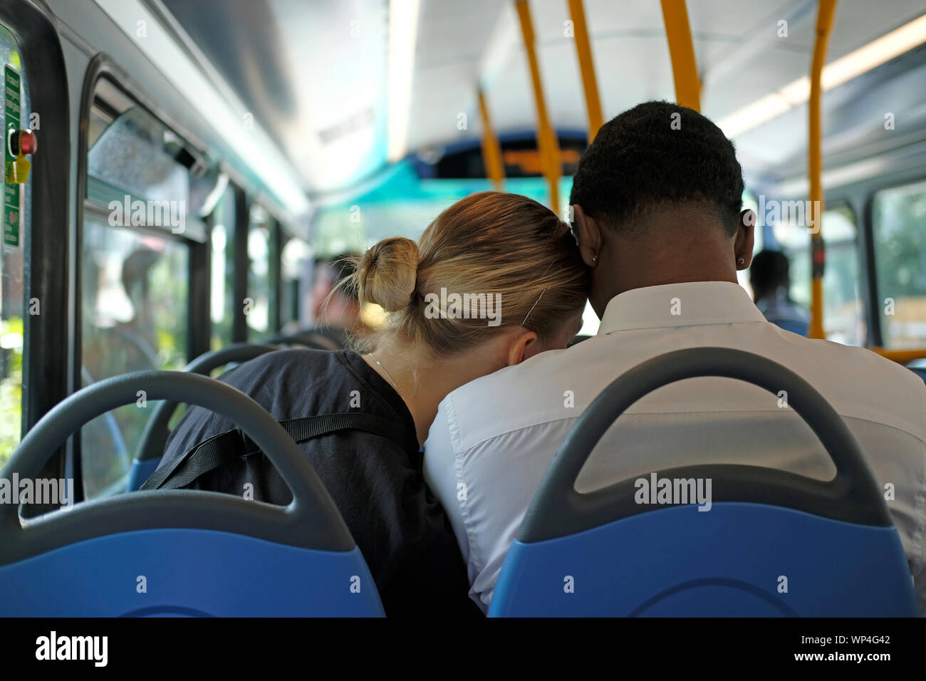 Autobus nero su bianco immagini e fotografie stock ad alta risoluzione ...