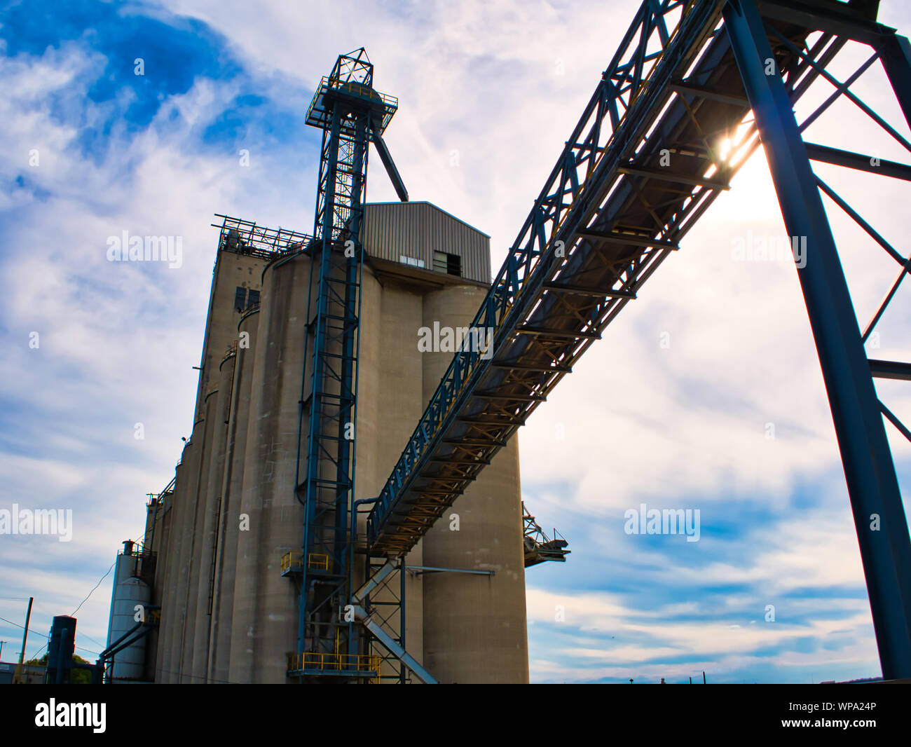 Concrete grain silos immagini e fotografie stock ad alta risoluzione ...