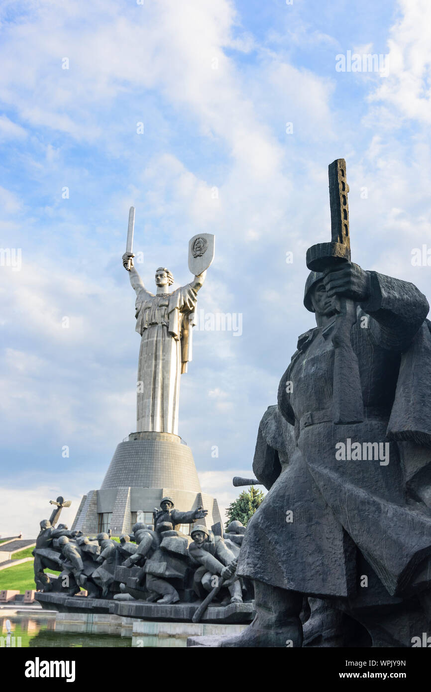 Kiev Kiev: Rodina Mat (Patria monumento), monumento 'attraversamento ...