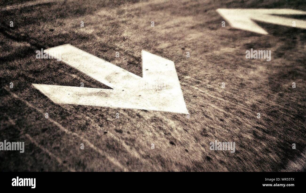 Cartello Stradale Con La Freccia Immagini e Fotos Stock - Alamy