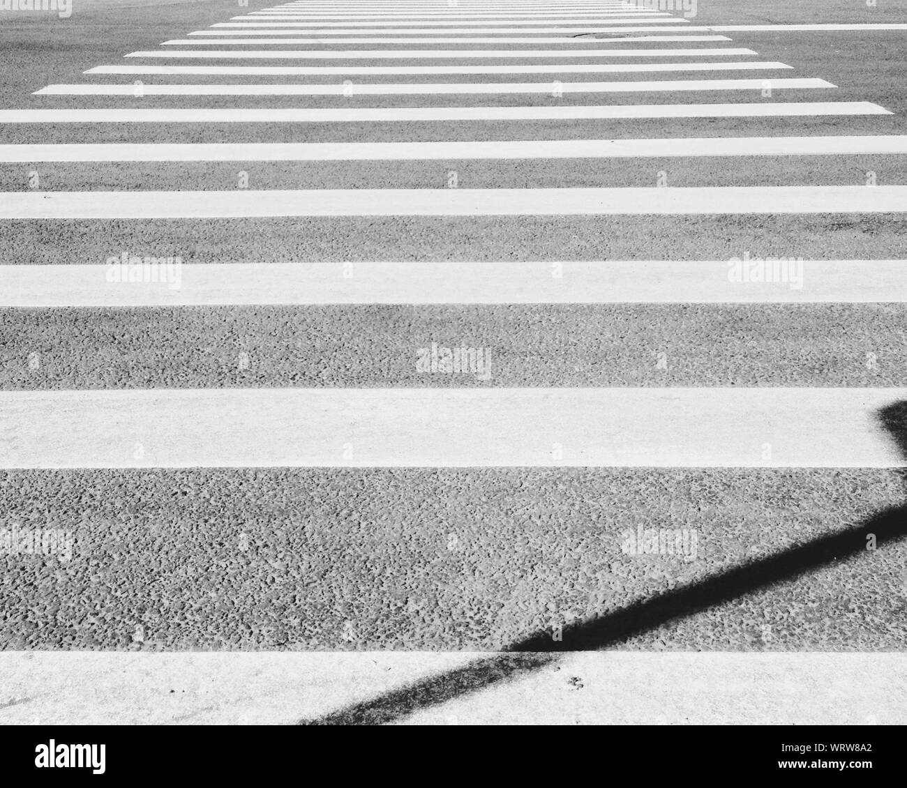 Strisce pedonali Foto e Immagini Stock in Bianco e Nero - Alamy