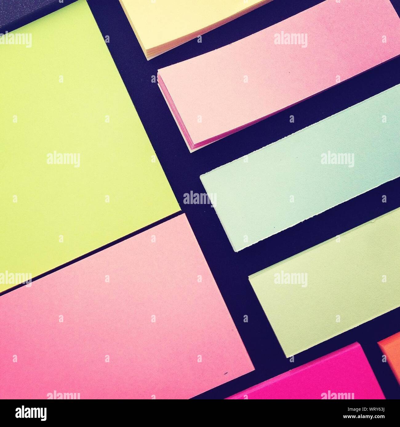 Carta colorata immagini e fotografie stock ad alta risoluzione - Alamy