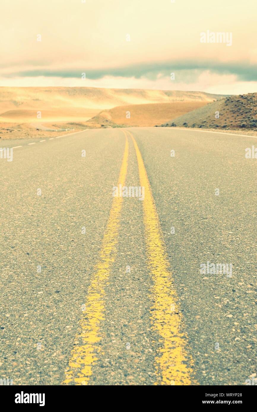 Segnaletica stradale linea gialla immagini e fotografie stock ad alta ...