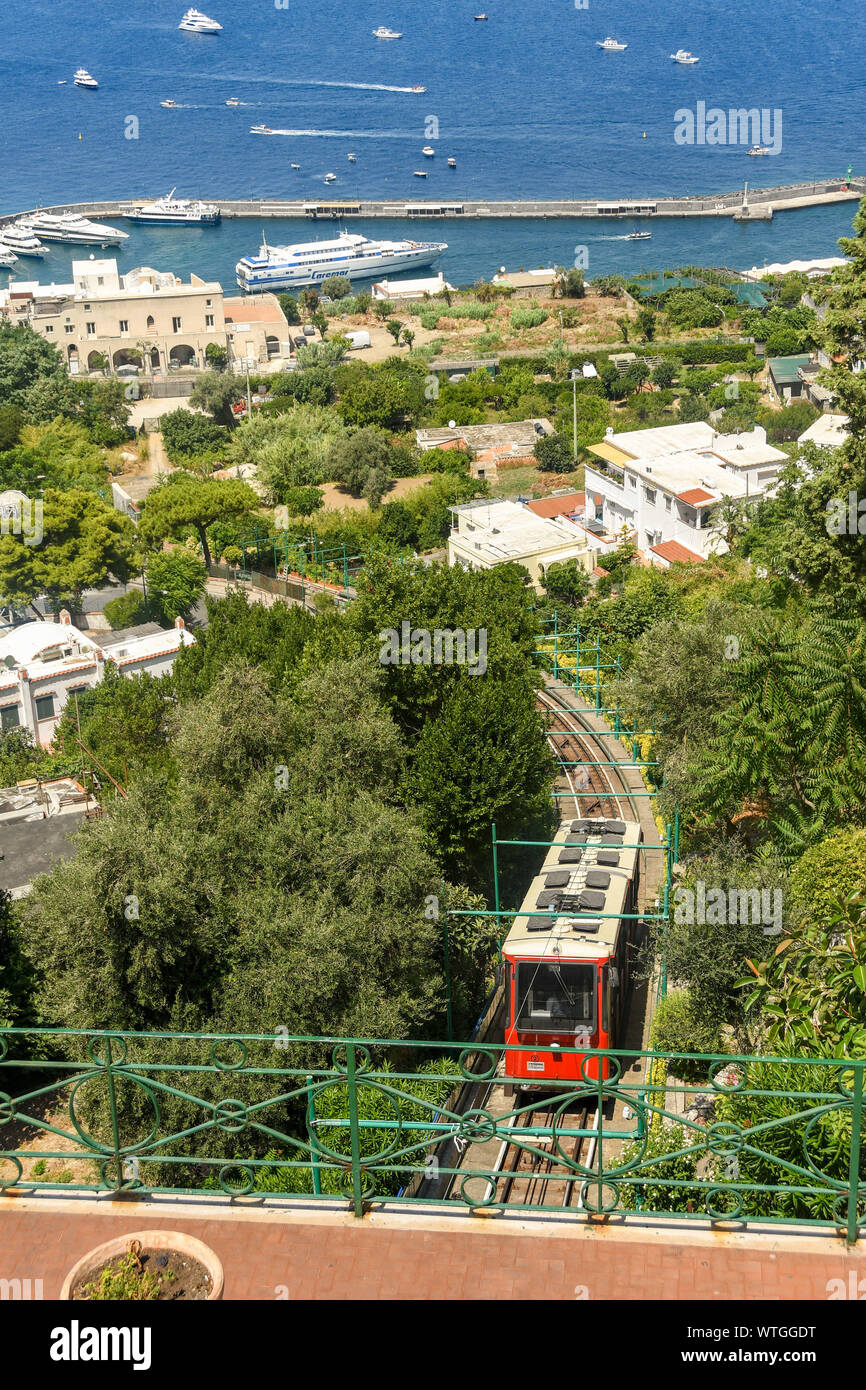 Isola di Capri - Agosto 2019: Treno sulla ferrovia funicolare sulla ...