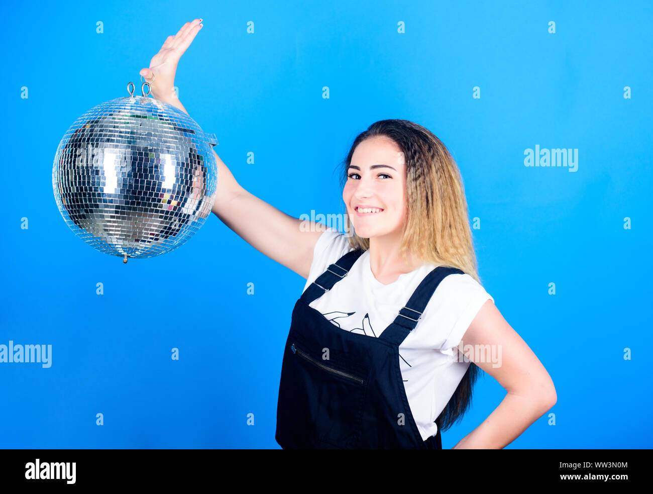 Ragazza di compleanno. Gli specchi riflettenti discoteca luci di ...