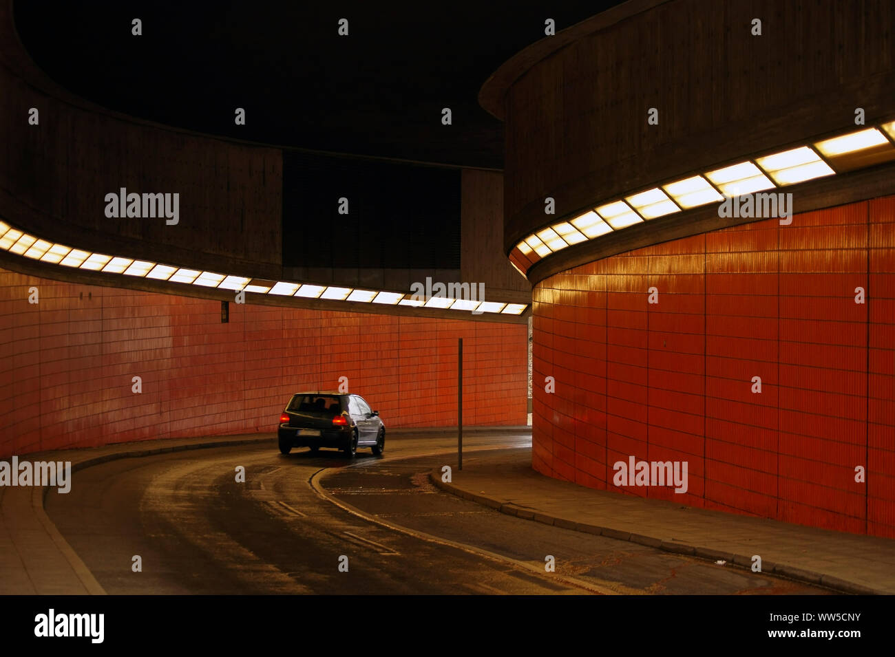 Auto guida attraverso tunnel immagini e fotografie stock ad alta ...