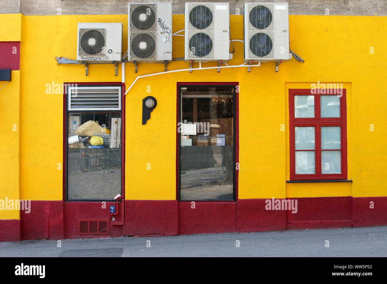 Fotografia della facciata di una casa colorata con aria condizionata ...