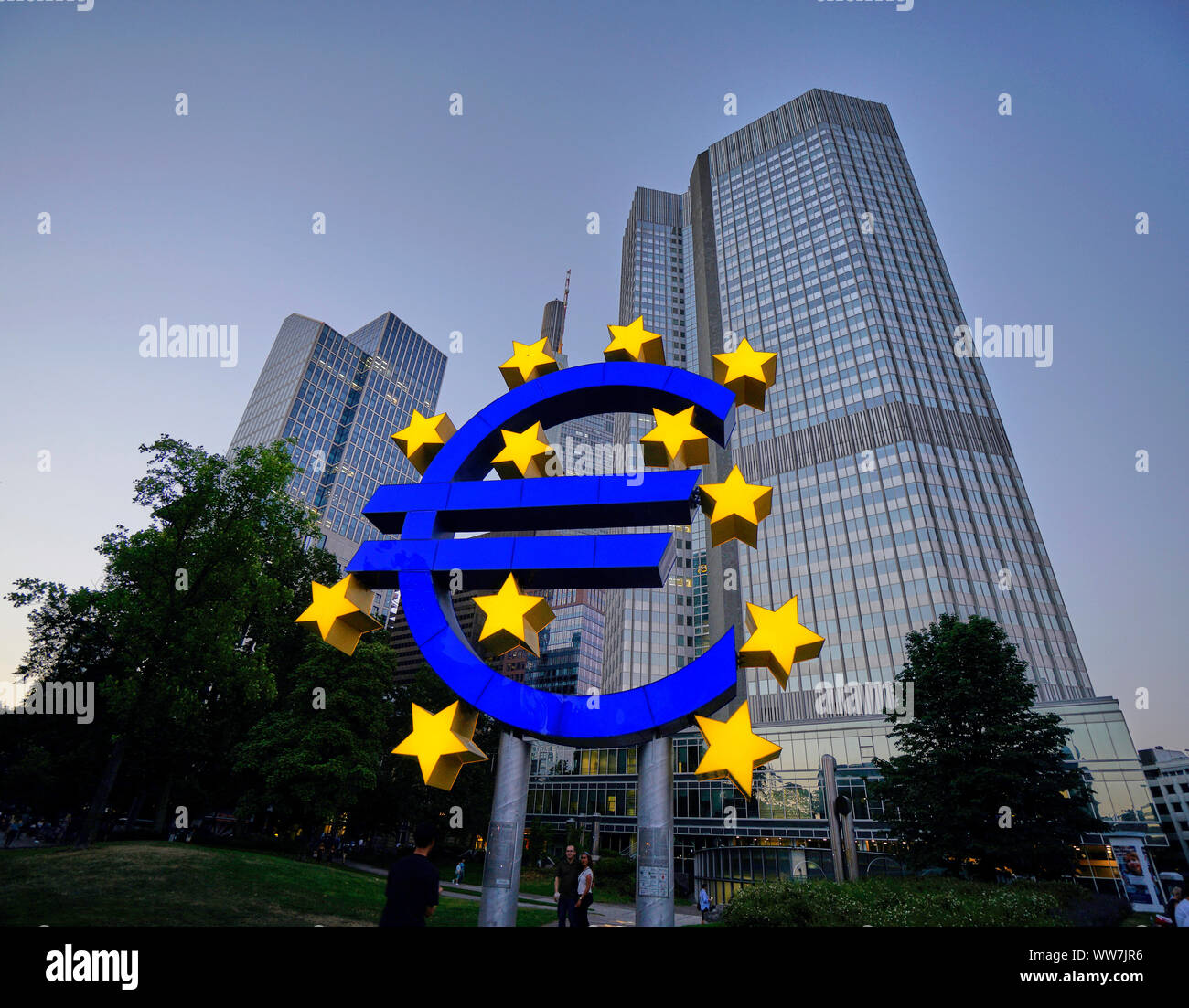 Grande simbolo dell'euro immagini e fotografie stock ad alta ...