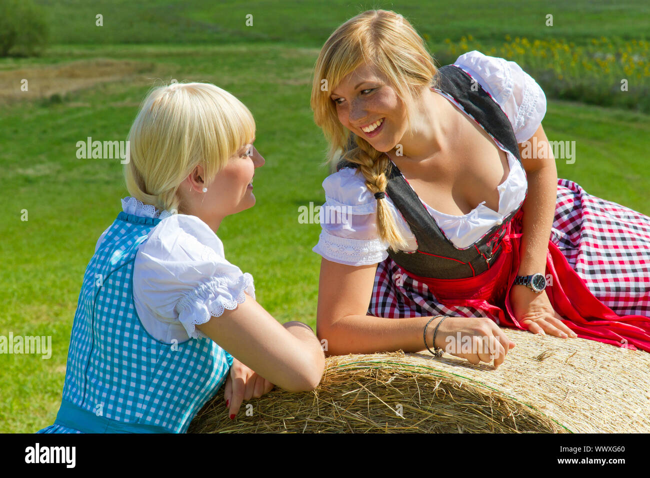 Due donne tedesche in costume immagini e fotografie stock ad alta risoluzione - Alamy