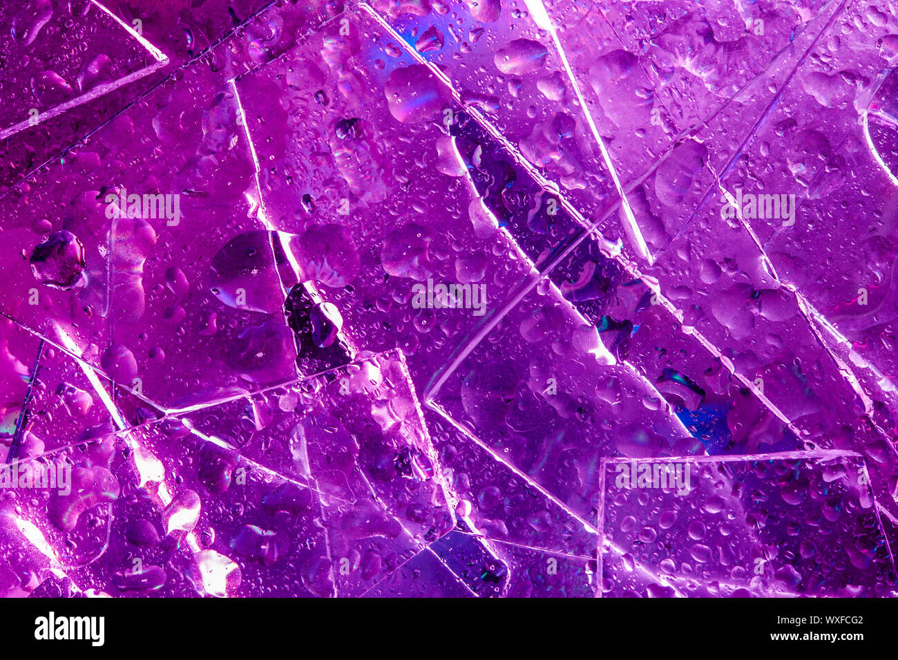 Sfondo in stile del 80-90s. Texture reali di vetri rotti e scende in ...