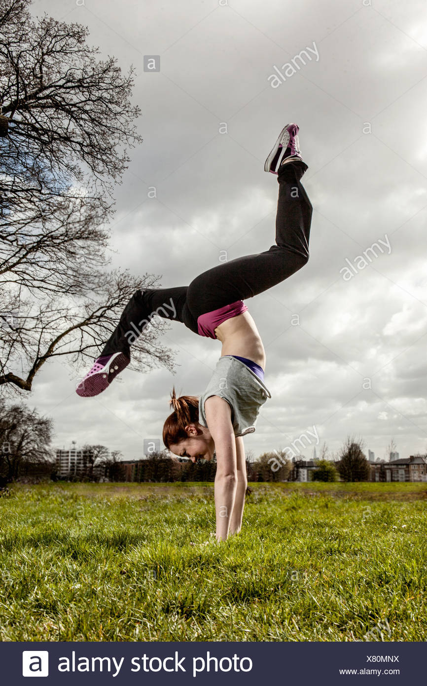 Gambe Divaricate Immagini e Fotos Stock - Alamy
