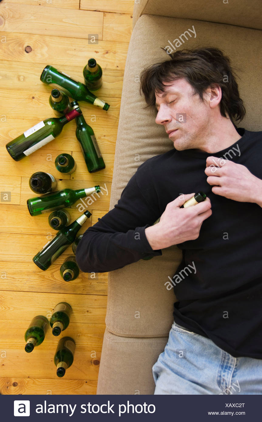 Drunk Man Sleeping Immagini e Fotos Stock - Alamy